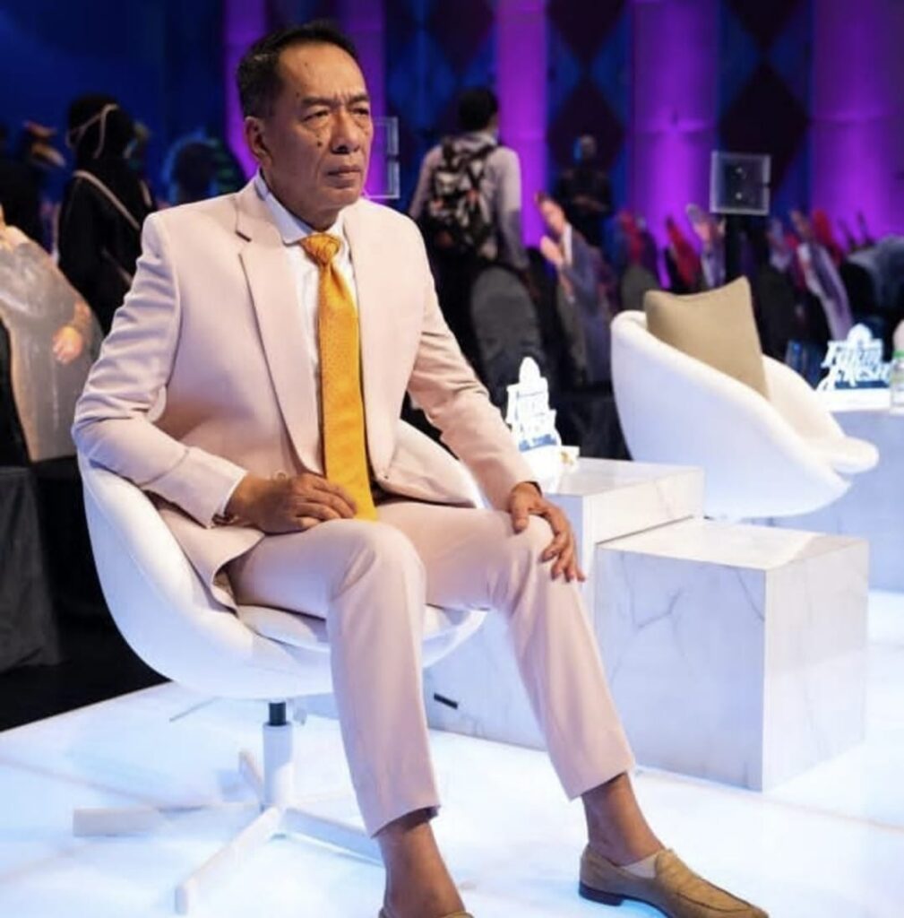 "Amboi klu dgn Nabil siap berciom pipi, dgn anak buah kekwat ye Dato ...