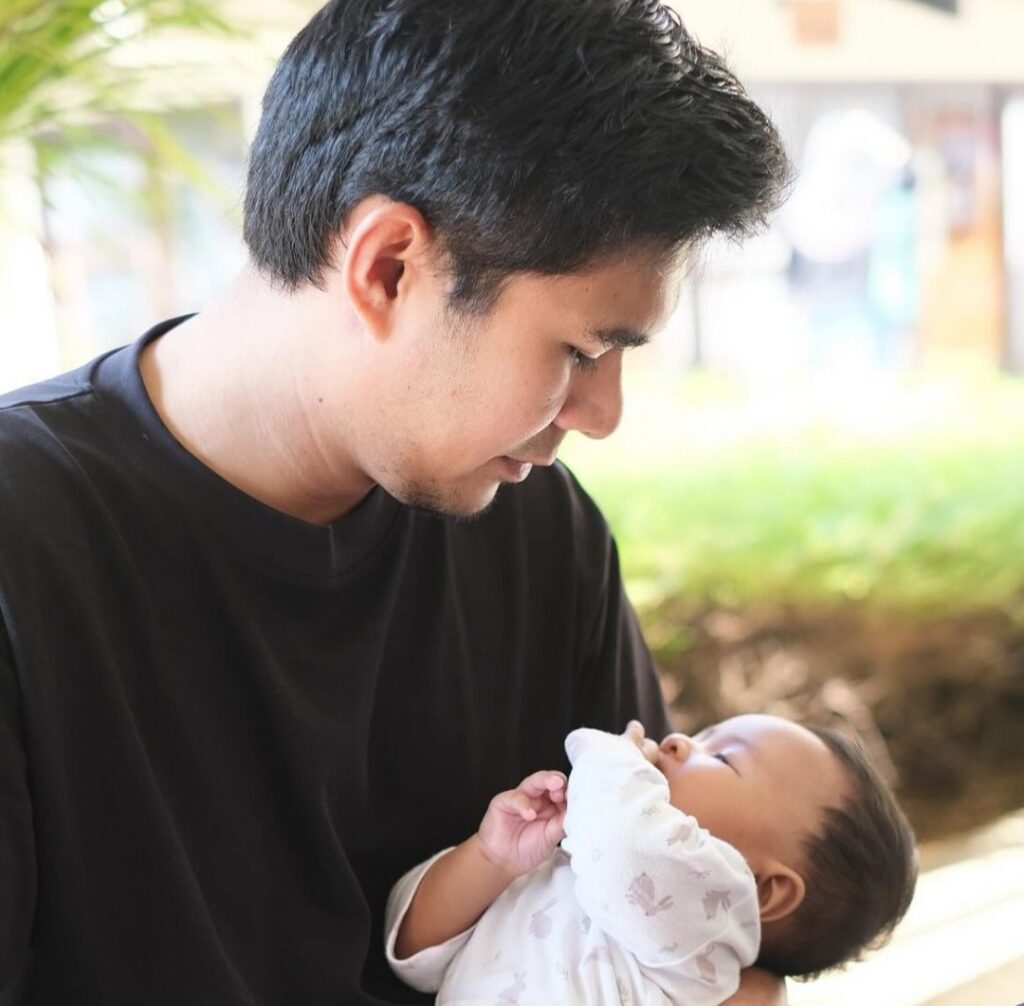 "Baru nampak muka baby, comelnya ikut muka ayah dia" - Netizen - Media Puyu